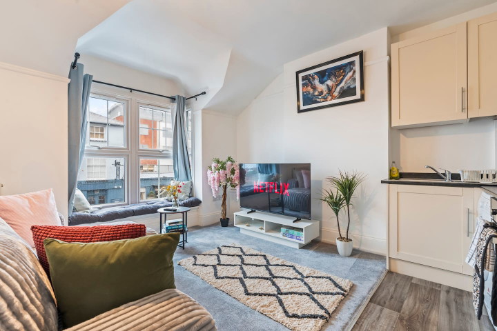 Stylish Apartment Near Hampton Court - Fast Wifi - Surbiton