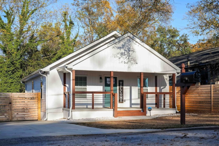 King Bed, Deck, Pet-friendly, 2 Baths & Parking - Greenville, SC