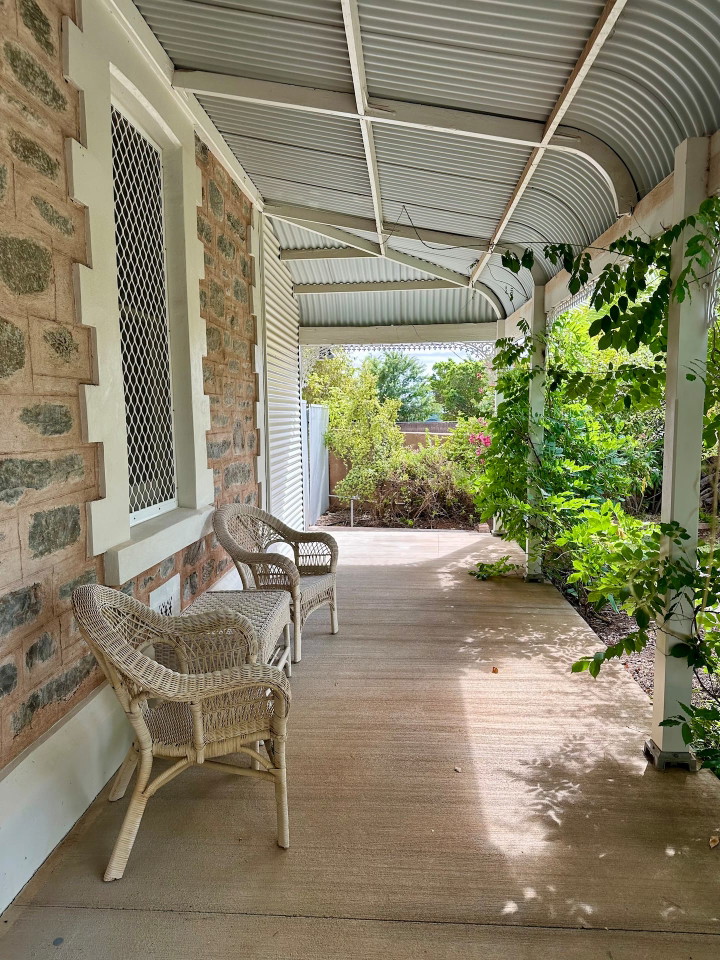 Owl House: Lovely Sandstone Home, Sleeps 9 - Broken Hill
