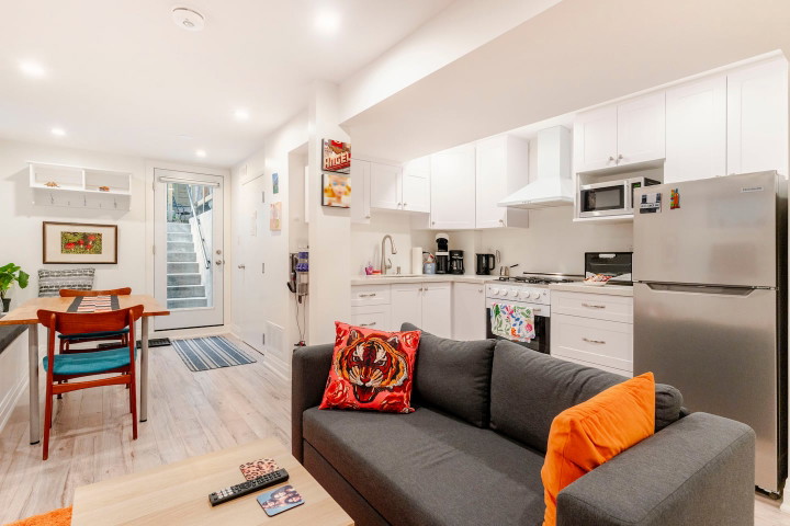 Funky, Comfy And Clean In Leslieville/riverside - Osgoode Hall