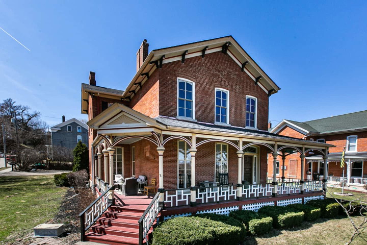 Charming Historic 4 Bedroom With Hot Tub - Dubuque, IA