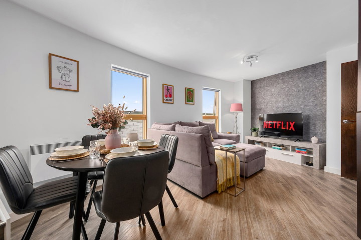 Skyline Apartment With Free Parking - 