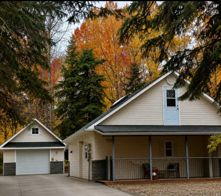 Lake Isle Cottage For Two |Lake View Dock & Kayaks - 알버타