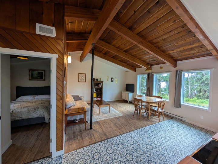 Lakeview Marina Cottage | The Fireweed Flat - Yukon
