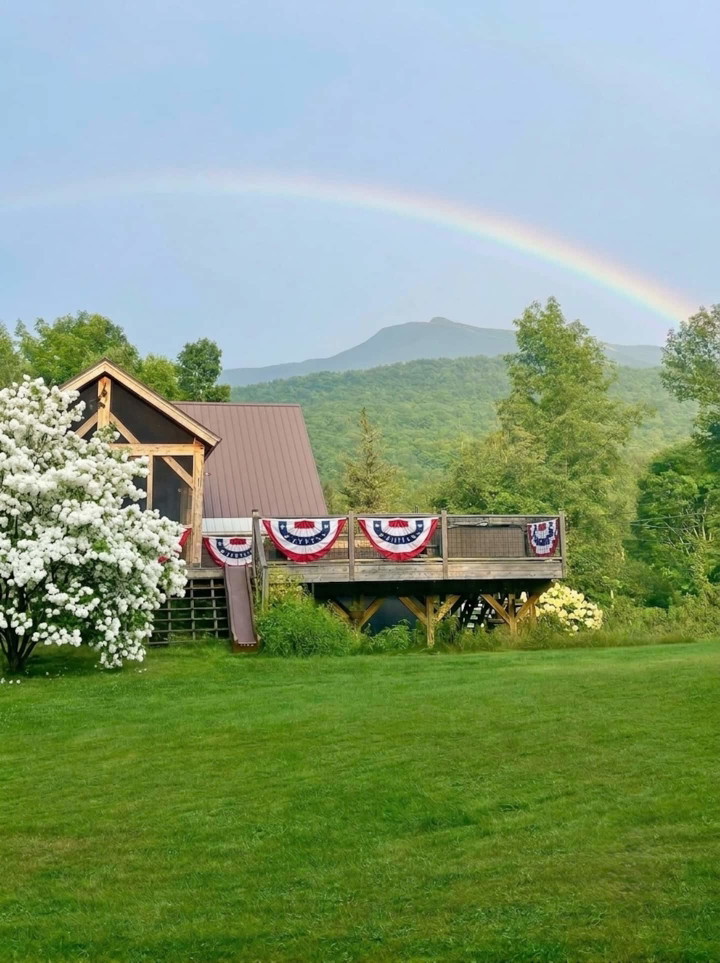 Mountain Side Ski Lodge On Large Pond With Hot Tub - Vermont