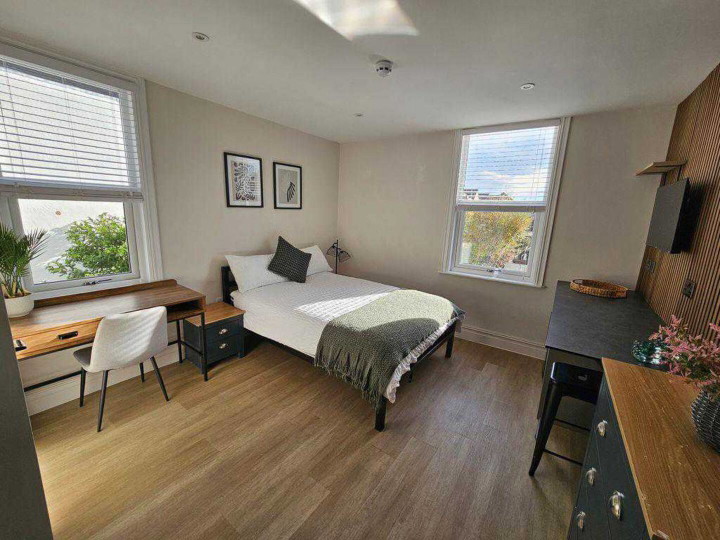 7 Br Home | Groups & Contractors | Bookmystay - Southend-on-Sea