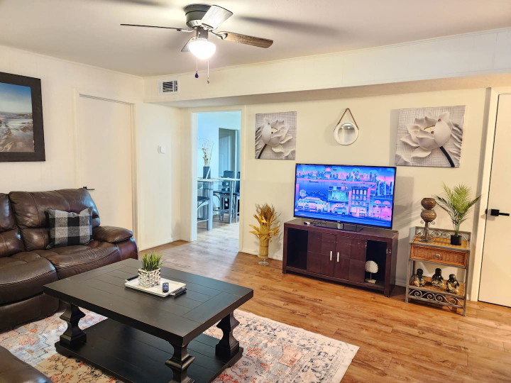 C House: 5 Beds: 1 King, 4 Queens, 1 Twin. 5br, 2b - Hobbs, NM