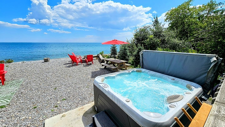 Lakeside Dreams: All Season Hottub W/lake Views - Bowmanville
