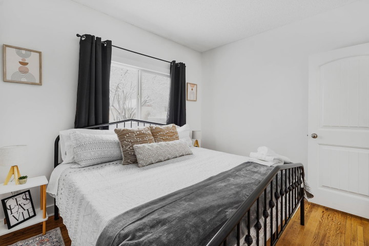 *2 Bdrm House*7 Min To Rogers*free Parking* - Edmonton, Canada