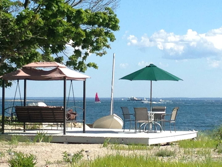 Charming & Open Beach House W/*own Private Beach* - Norwalk, CT
