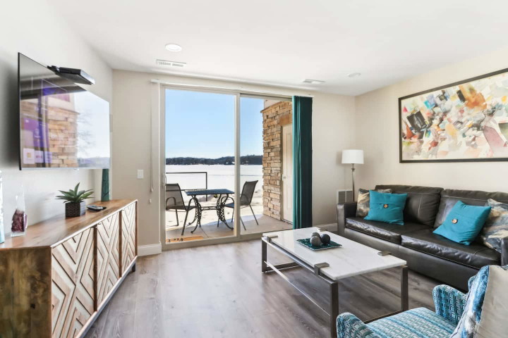 Luxury Beachfront Retreat At Delton Grand - Lake Delton, WI