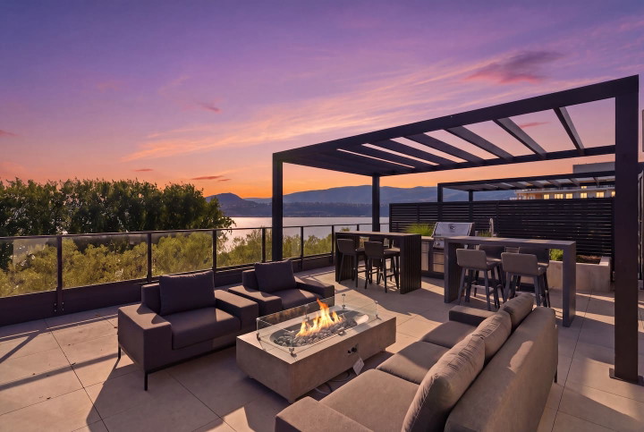 Luxury Beachfront Retreat 3br Penthouse Condo - Kelowna