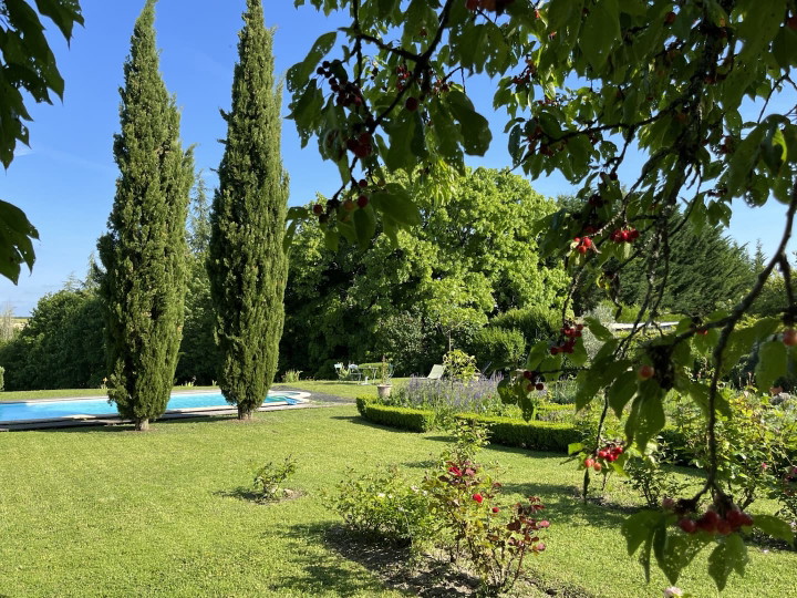 Maison De Charme Avec Piscine Et Côté Jardin - Mareuil