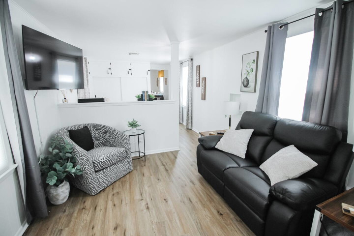King Bed & Walk-in Shower | Ample Amenities + W/d - Wichita, KS