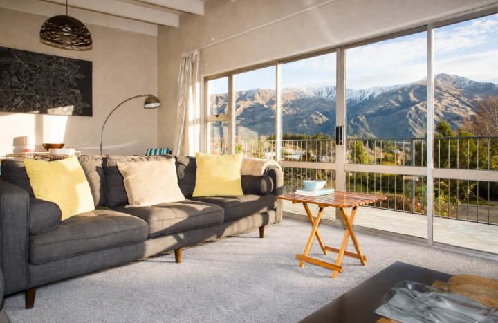 Kiwi Bach With Amazing Views - Wanaka