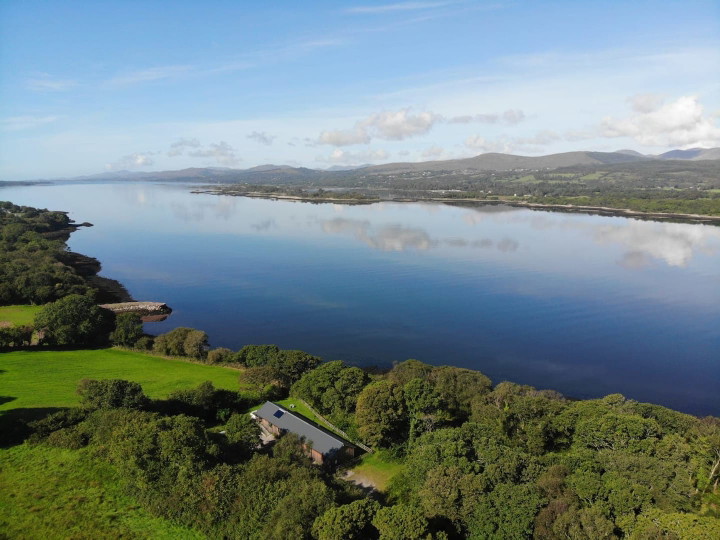 Tig Admaid: Secluded Seaside Cabin With Hot-tub - Kenmare