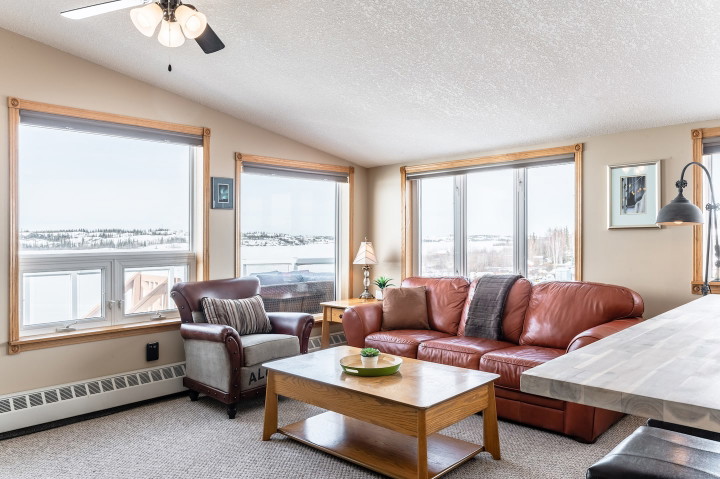 The Old Town Landing: Lakefront Retreat (Unit 301) - イエローナイフ