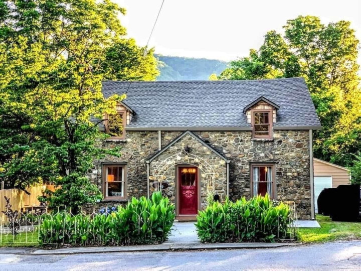 Downtown Favorite, Hot Tub, Firepit, Cozy & Roomy - Hot Springs, NC
