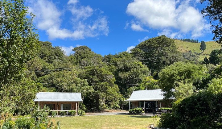 Rustic Cabin & Large Kitchen Block Nestled In A Native Garden. - New Zealand