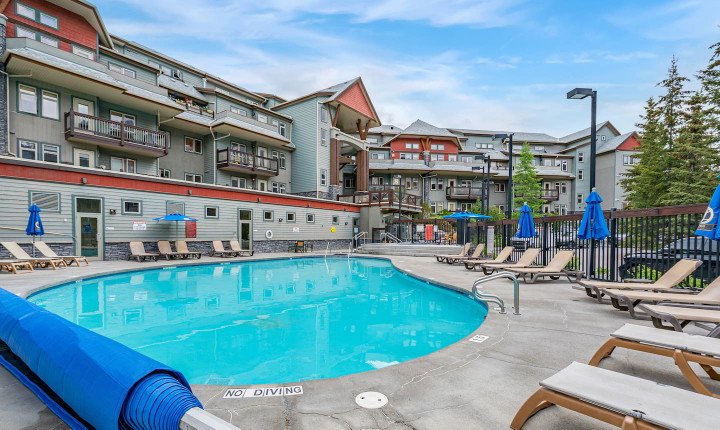 Downtown Canmore Loft Outdoor Pool Mountain Views - Canmore