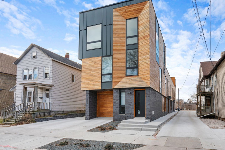 Modern Brady St Apt, 3 Private Baths, Free Parking - Milwaukee