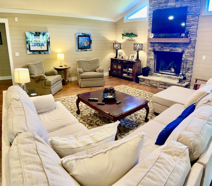 Rough River Lake Hot Tub, Pool, Grill, Fire Pit, Party Garage - Kentucky