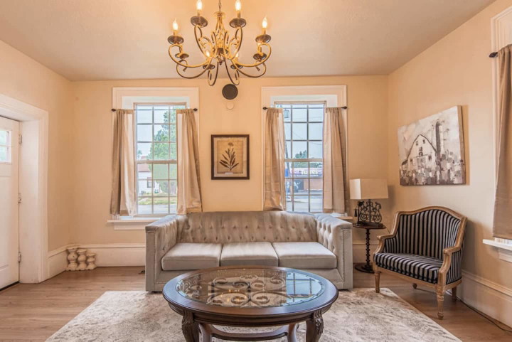 Rustic Downtown Retreat  Cozy Beds & Central Loc - Ogden, UT