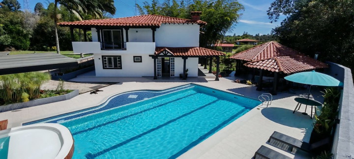 Finca Guatapé Hermosa. Hasta 22 Personas. Jacuzzi. - Guatape