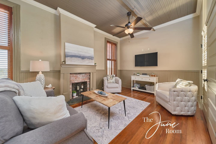 The "June Room" Restored Historic Downtown Apt - Valdosta, GA