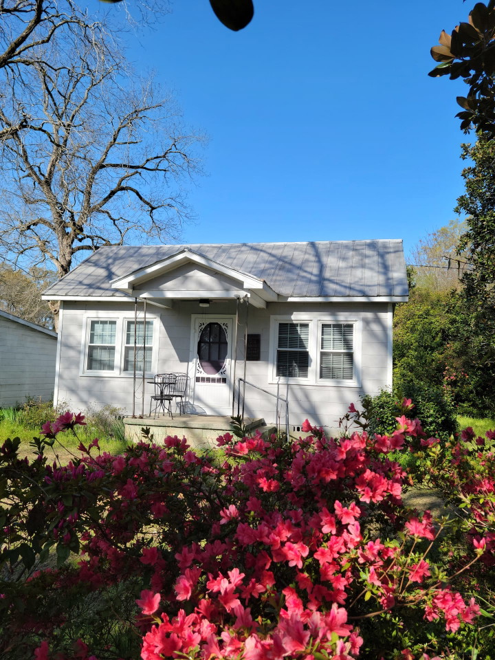 Camellia Cottage - Cheerful 1 Bdrm On Edge Of Town - Greensboro, AL
