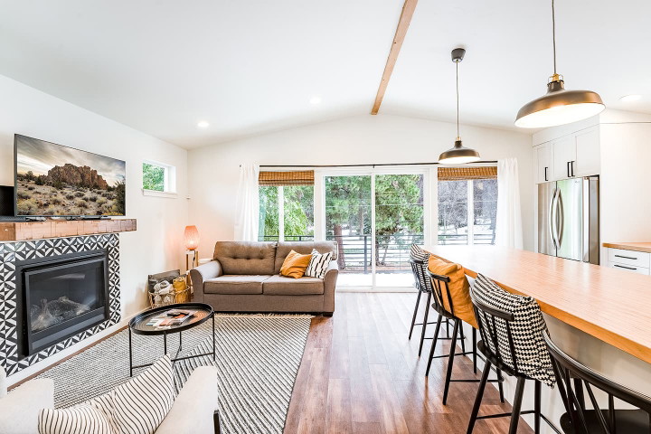Sunny Bend Retreat | Fireplace, Balcony & Dog Park - Oregon