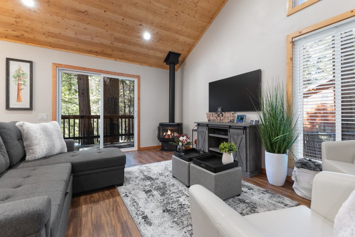 Shaver Lake Haven W/ Fireplace & Community Pool - Shaver Lake, CA