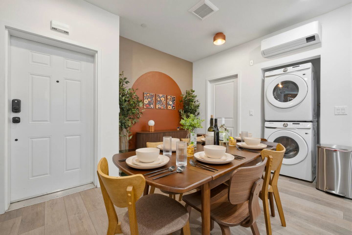 5 Bed Townhome Style - Los Angeles