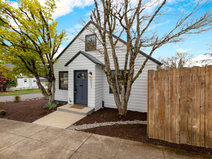 Bright & Airy Cottage - Oregon City, OR