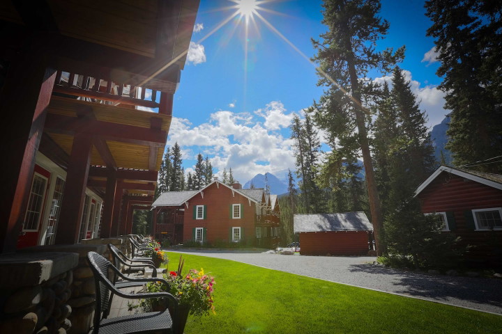 Lake Louise Escape With Private Deck & Views - Lake Louise