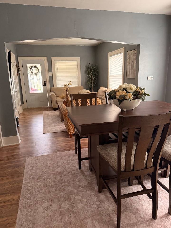 The Barn Door Bungalow - Cedar Rapids, IA