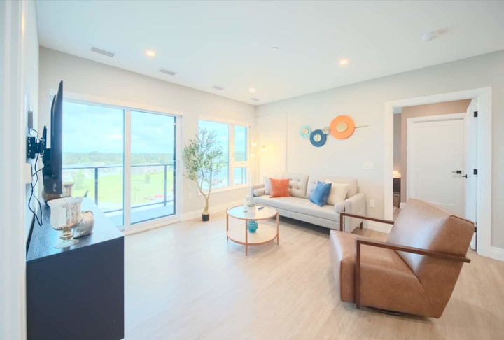 Groovy Retro Loft - 2bd + Private Arcade Den - Ontario