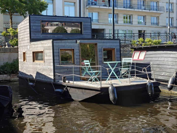 Toue Cabanée Face à Lîle De Versailles - Nantes