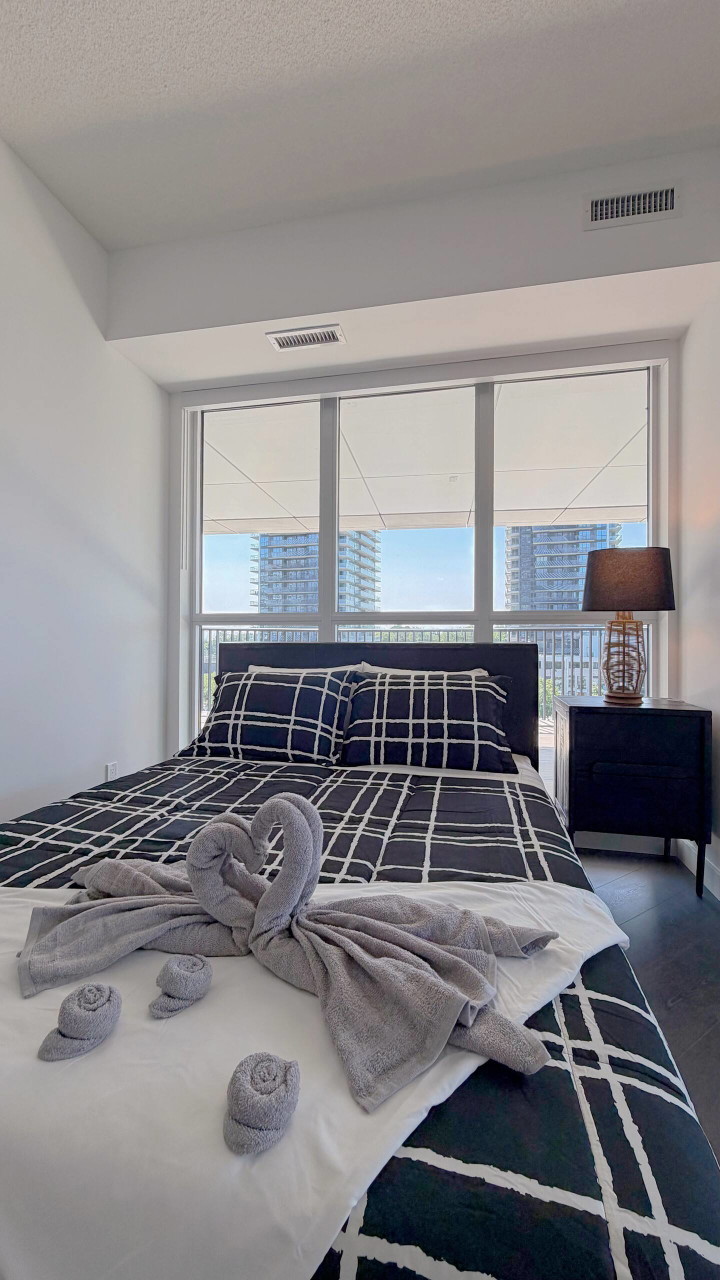 Spacious 3 Bedroom Condo With Huge Private Patio - Toronto