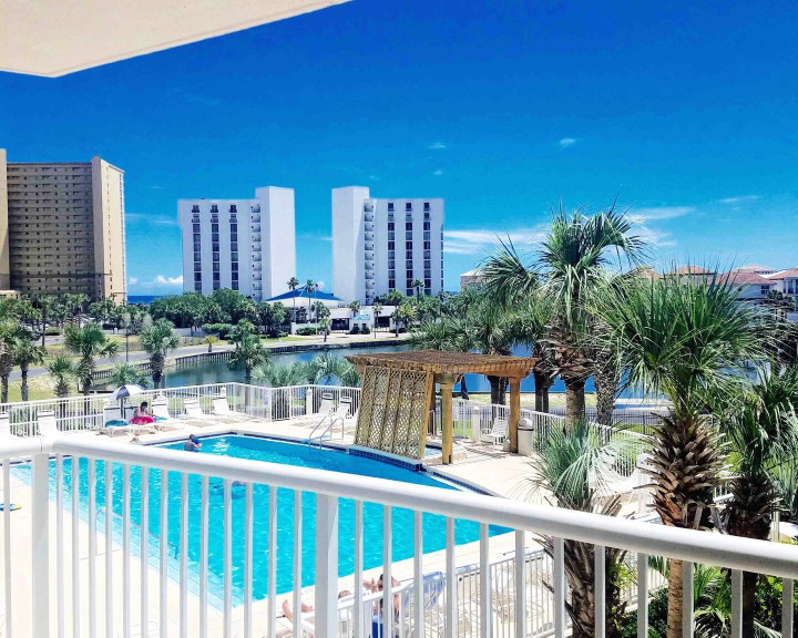 Beach Getaway Condo The Resort With Full Amenities - Destin, FL