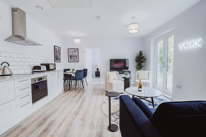 Modern 2br | Free Parking+ev | Family & Contractor - York