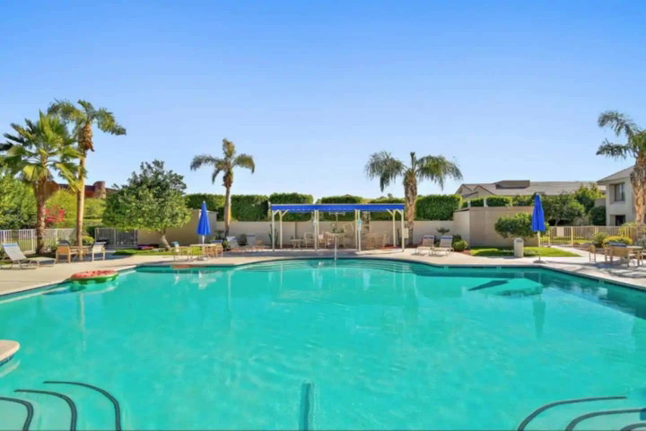 2 King Beds | Pools Jacuzzi | Walk To Downtown Ps! - Palm Springs, CA