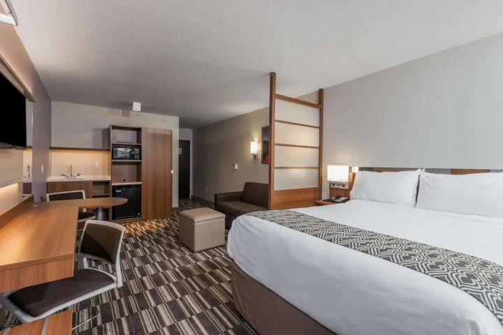 Queen Studio | Microtel Altoona | Sofa Bed - Altoona, PA