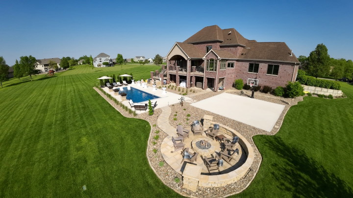 Luxury Estate: Golf Sim, Heated Pool, Sleeps 20+ - Iowa