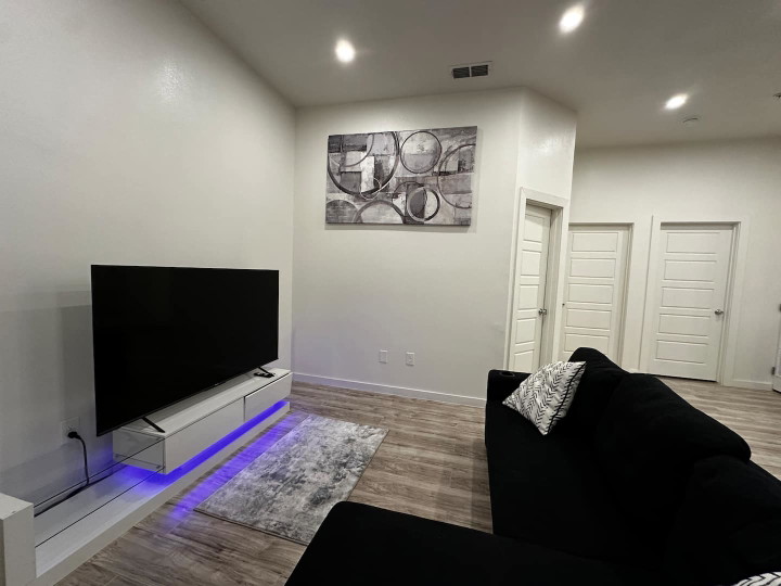 Modern Midtown Apartment (Luxury Mattresses!) - Laredo, TX