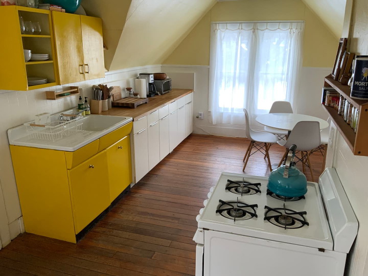 Large Quirky Sunny Farmhouse Apartment - Northampton, MA