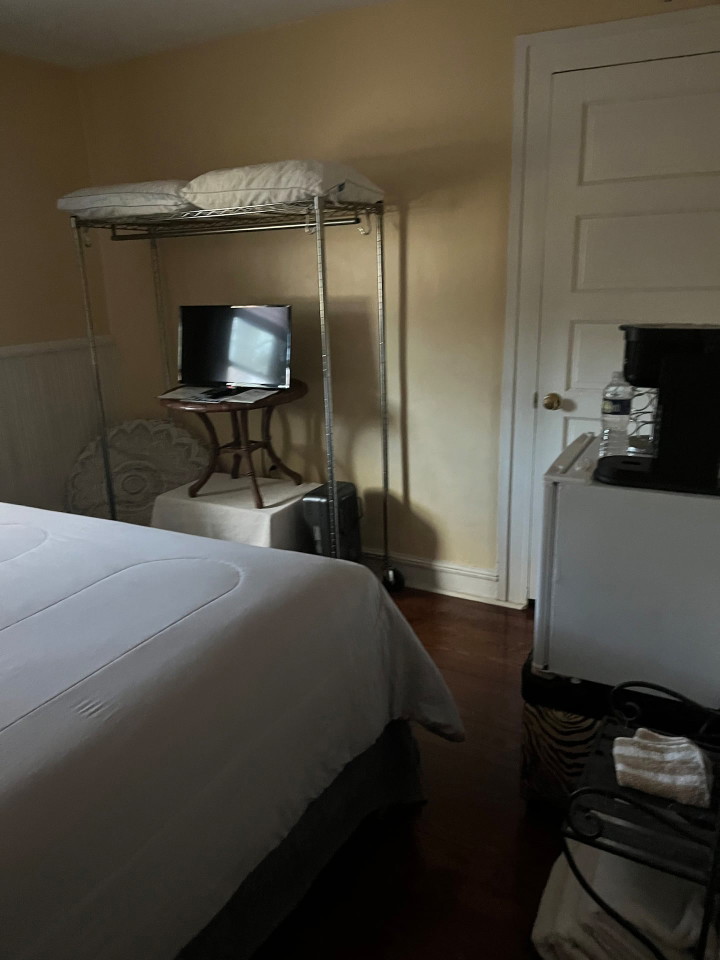 Comfy Colonial Queen Room - Cromwell, CT