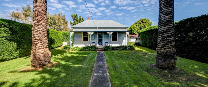 A Gorgeous Victorian Cottage Represents That Heritage Feel Of Port Fairy. - Port Fairy