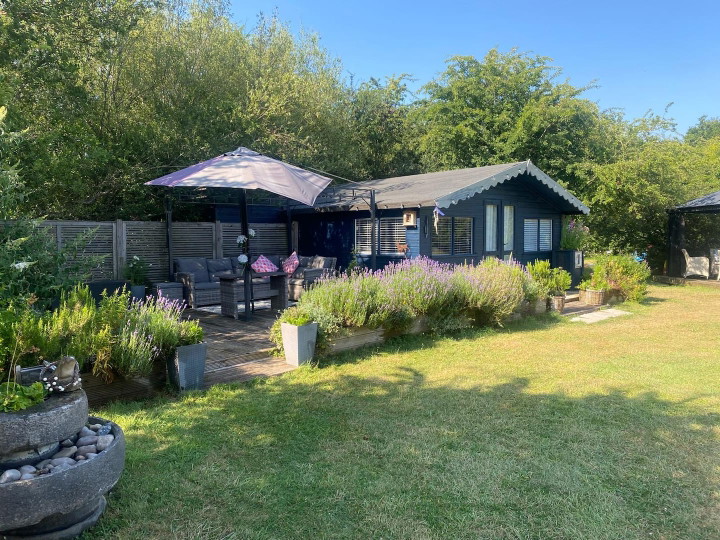 Scenic Cabin Set In 10 Acres Of A Nature Park - Wiltshire