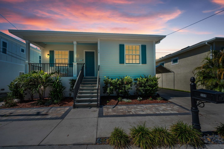 Tropical 3br Bungalow Near Sponge Docks & Downtown - Tarpon Springs, FL